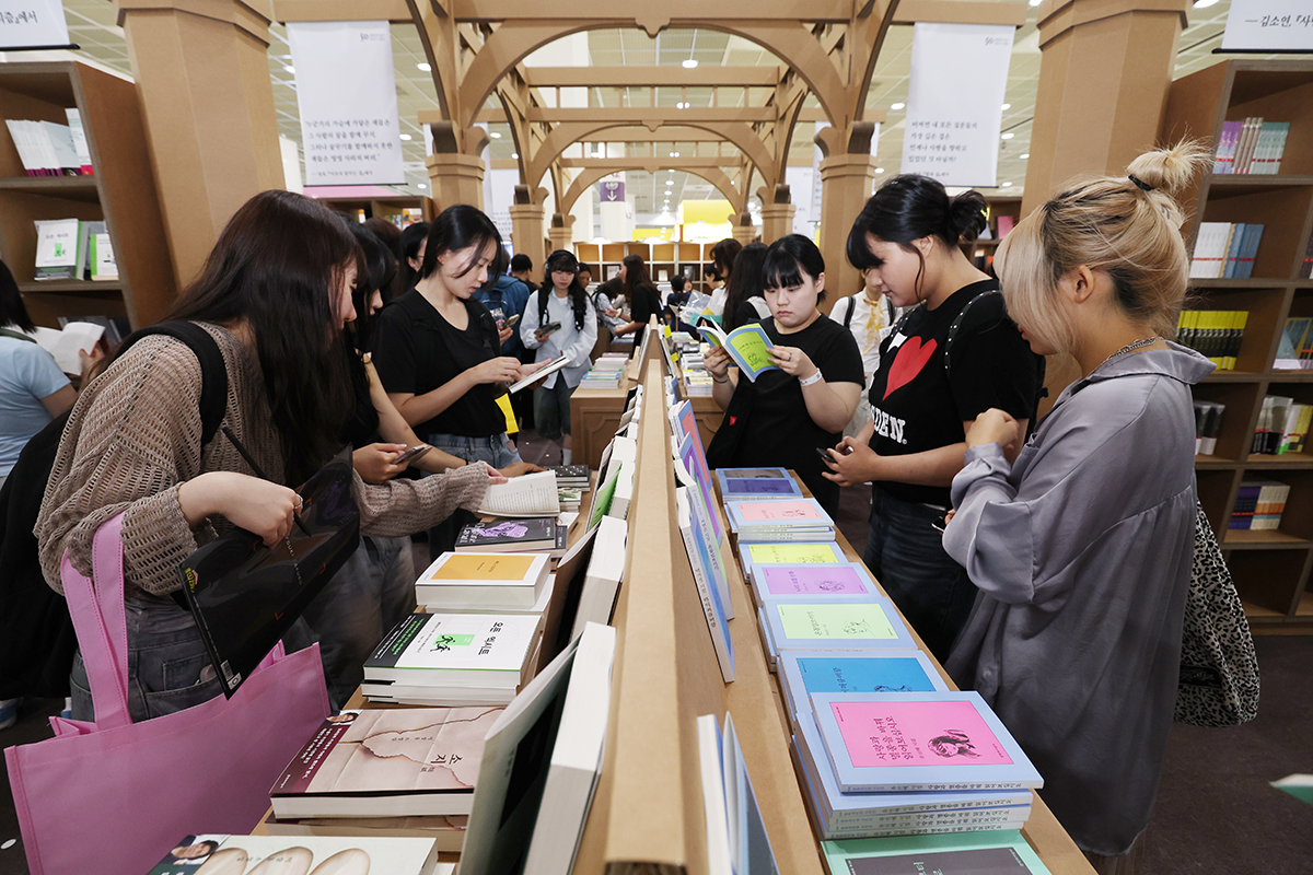 La première édition du festival de littérature coréenne débute ce 12 septembre : Korea.net : le ...